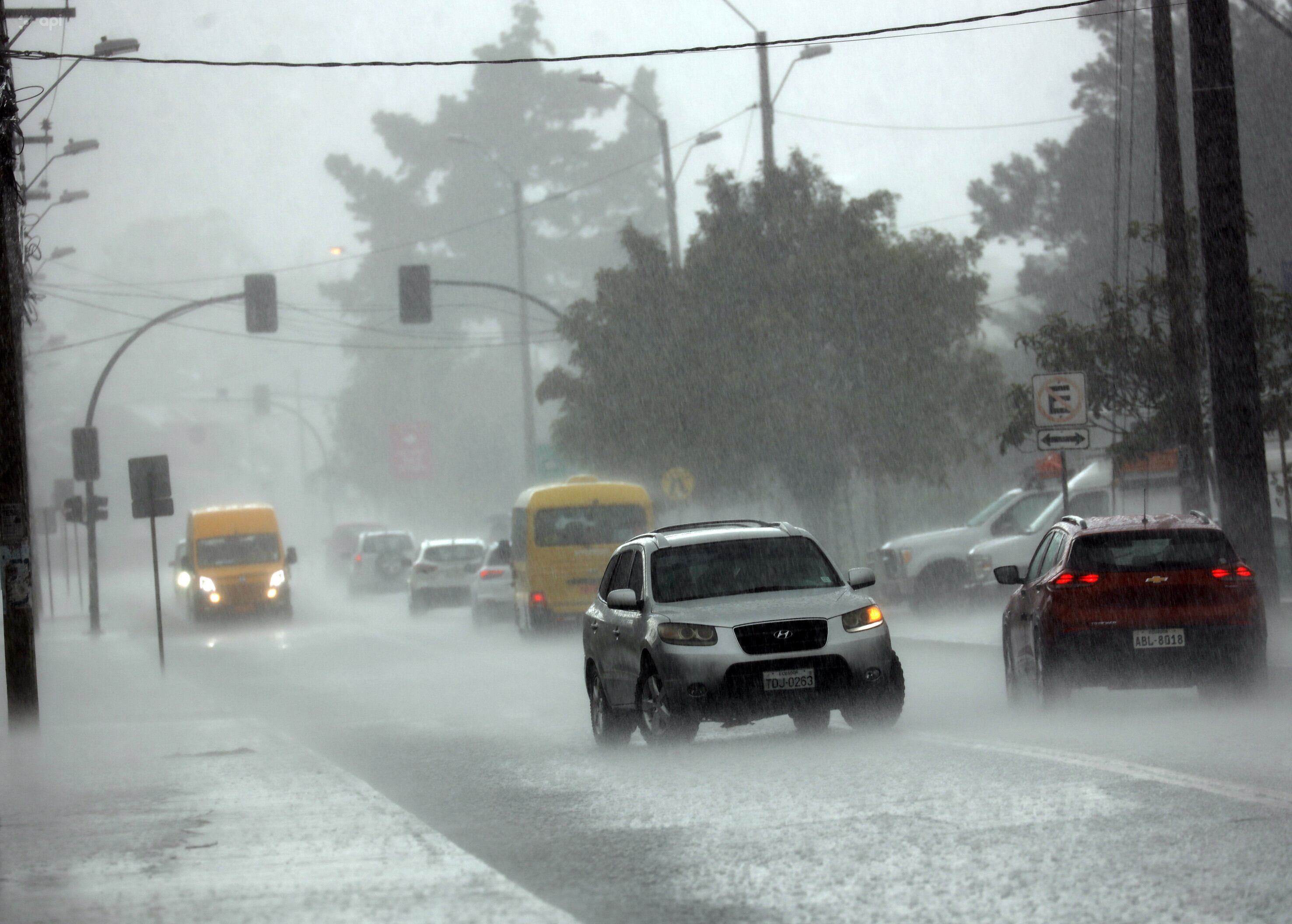 Fuertes precipitaciones sorprenden a la ciudad de Cuenca