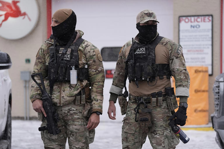 Immigration officers assert sweeping power to enter homes without a ...