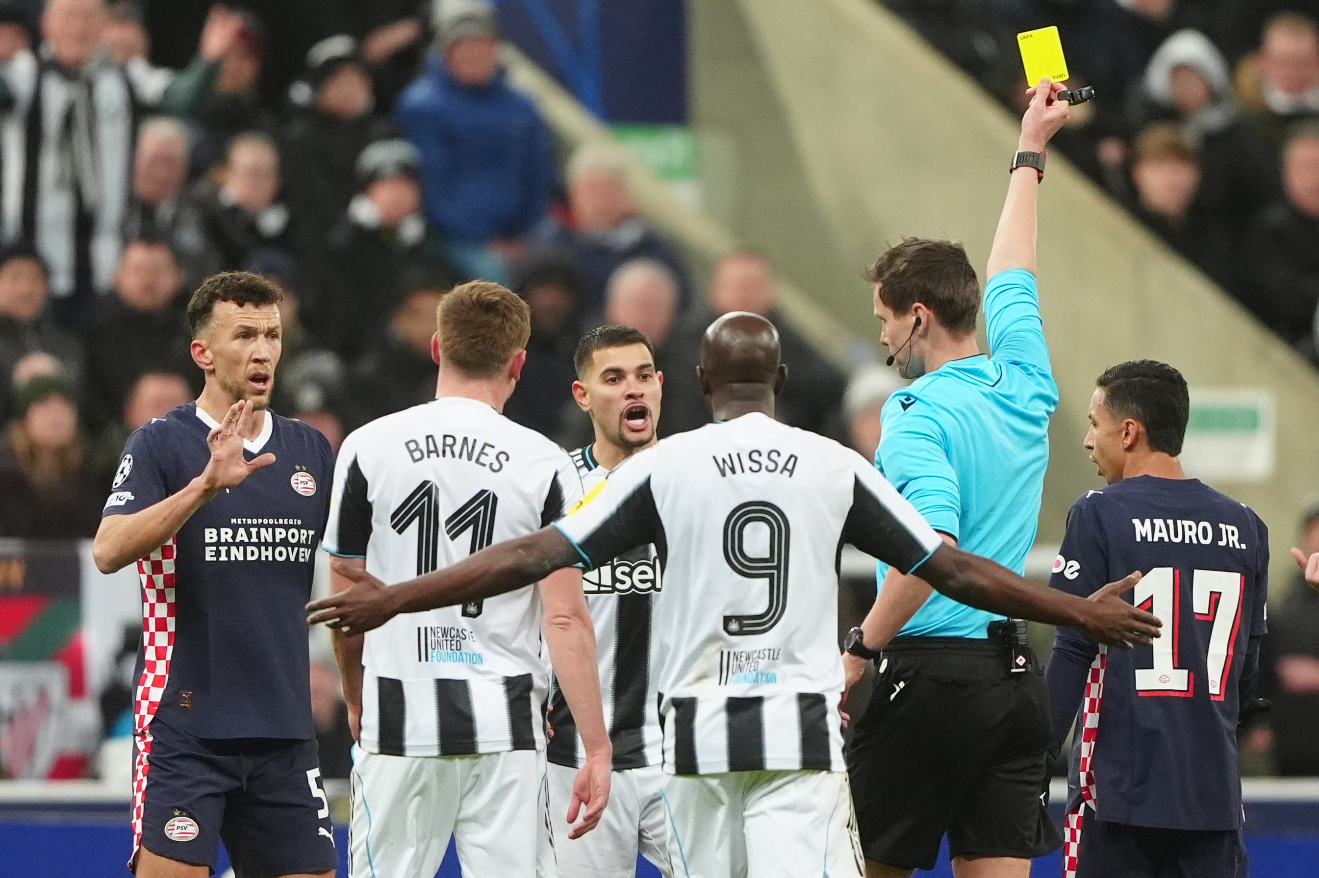 PSV-opponent Guimarães komt met geel goed weg na forse charge op Veerman