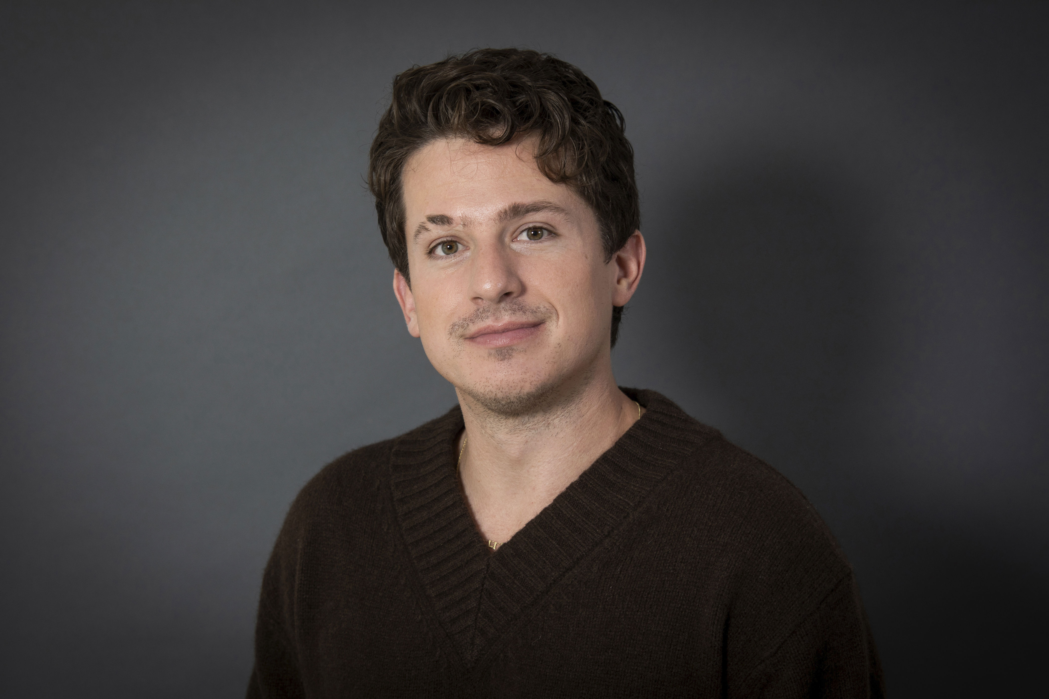 Charlie Puth explica por qué decidió abandonar el consumo de alcohol