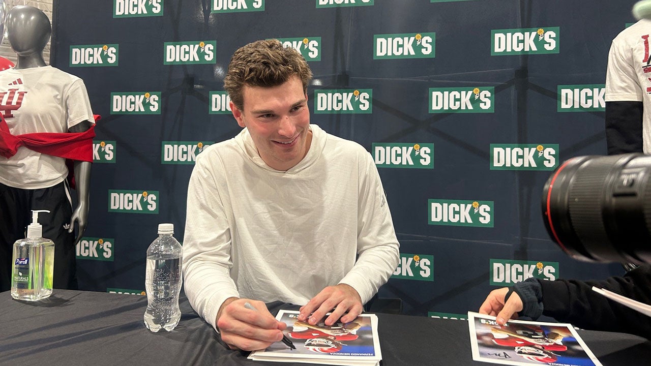 IU QB Fernando Mendoza draws crowd to sign autographs at store
