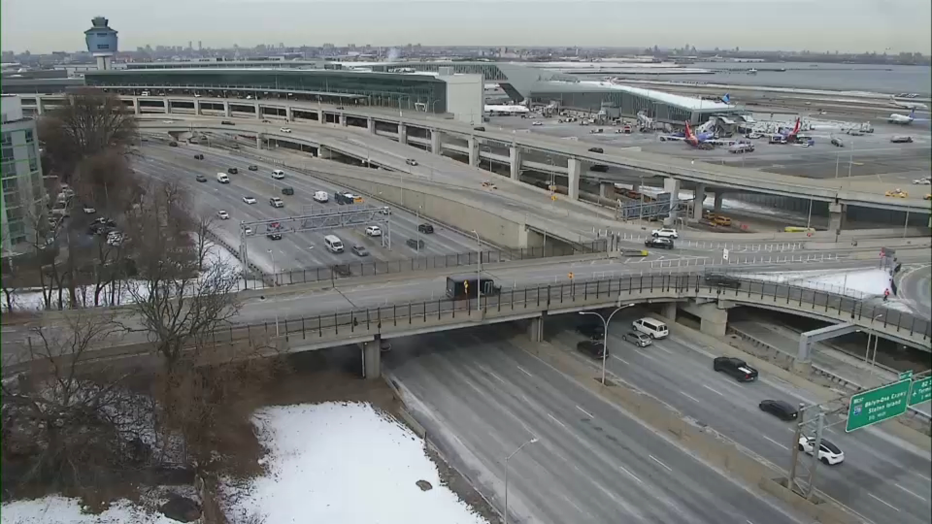 Delta flight forced to return to gate at LaGuardia Airport after de ...