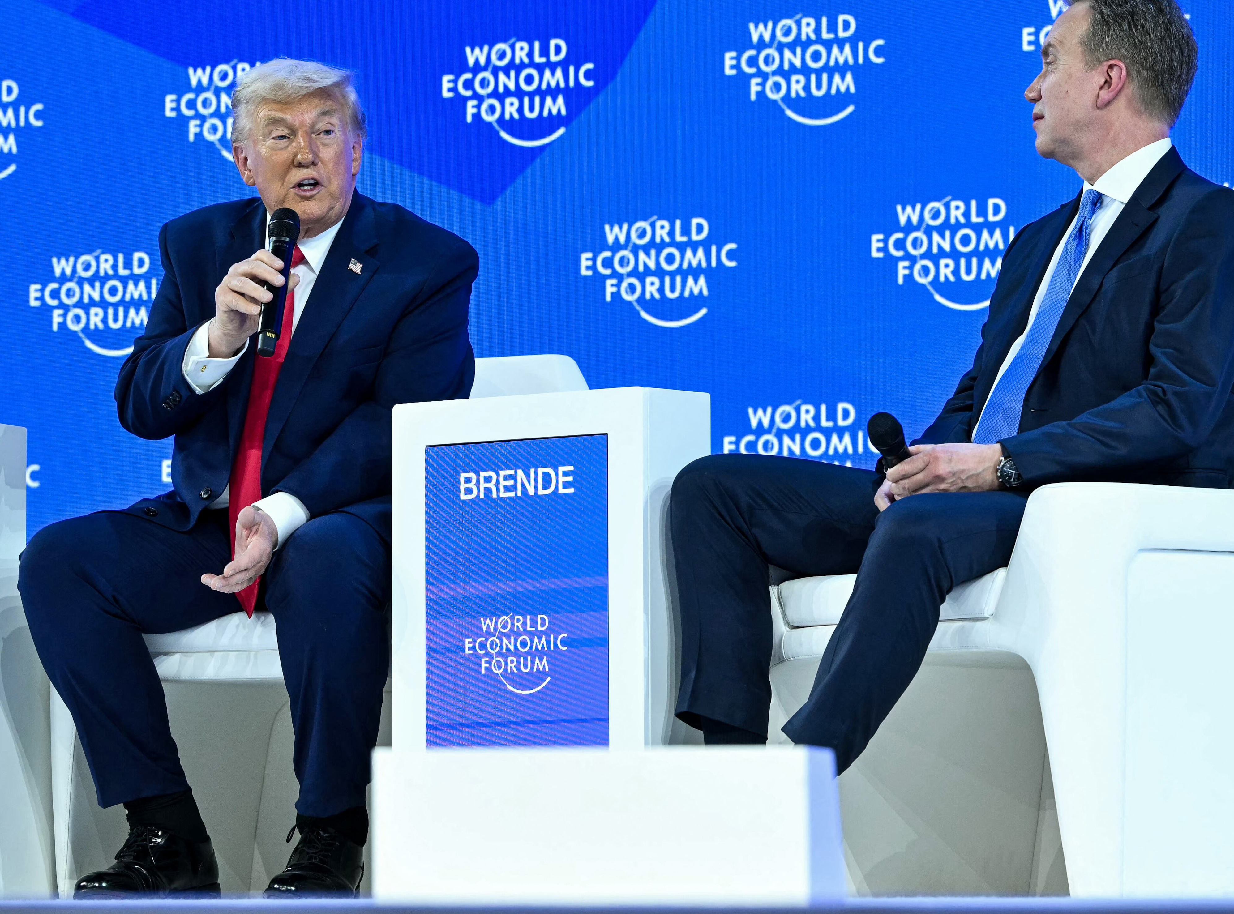 Trump, 79, flaunts cankles in front of world leaders