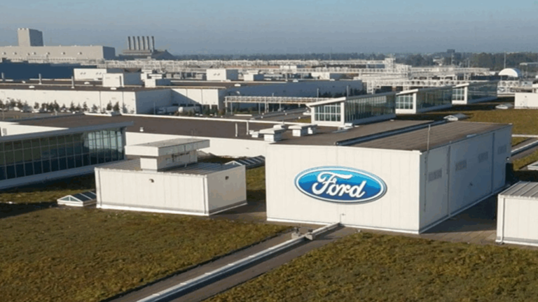 While EVs dominate the talk, Ford CEO Jim Farley confirms a new gas ...