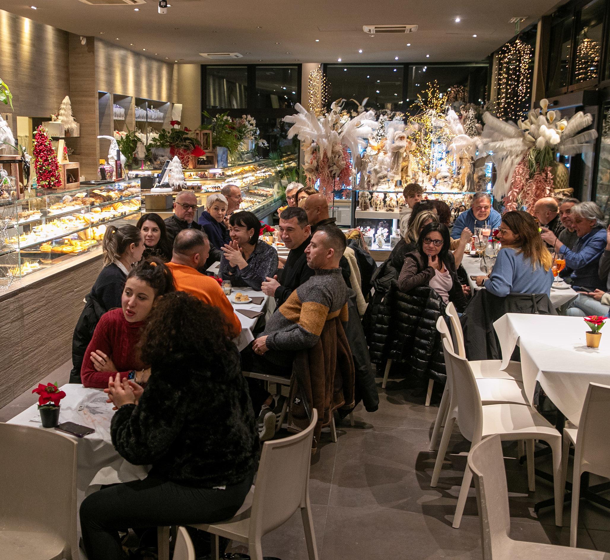 Saracinesche abbassate. Caffè Blè, Anonima Fornelli e Pasticceria La ...