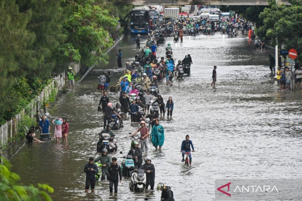 Hujan Jakarta, polisi ungkap macet di sejumlah ruas jalan yang mengarah ...