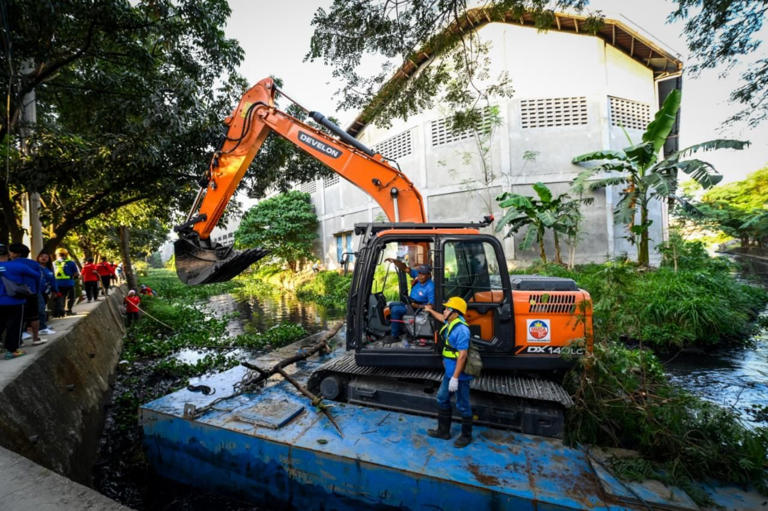 MMDA cleans up Valenzuela waterways