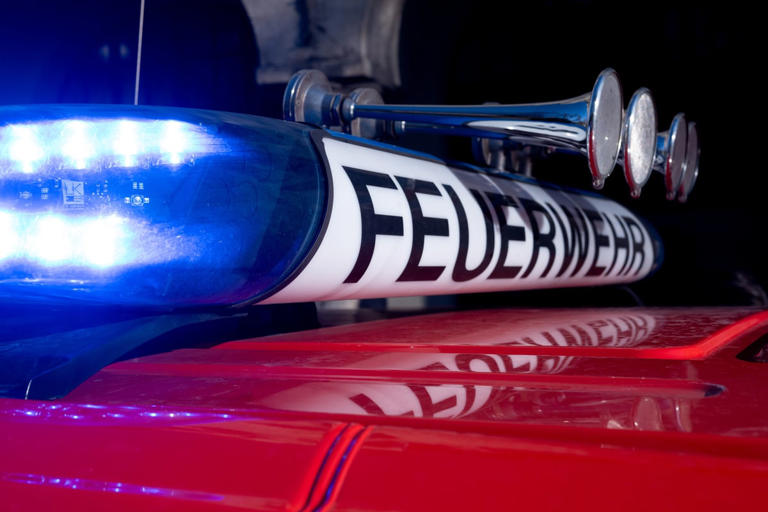 BVG-Bus brennt auf der A103: Fahrer rettet sich vor den Flammen