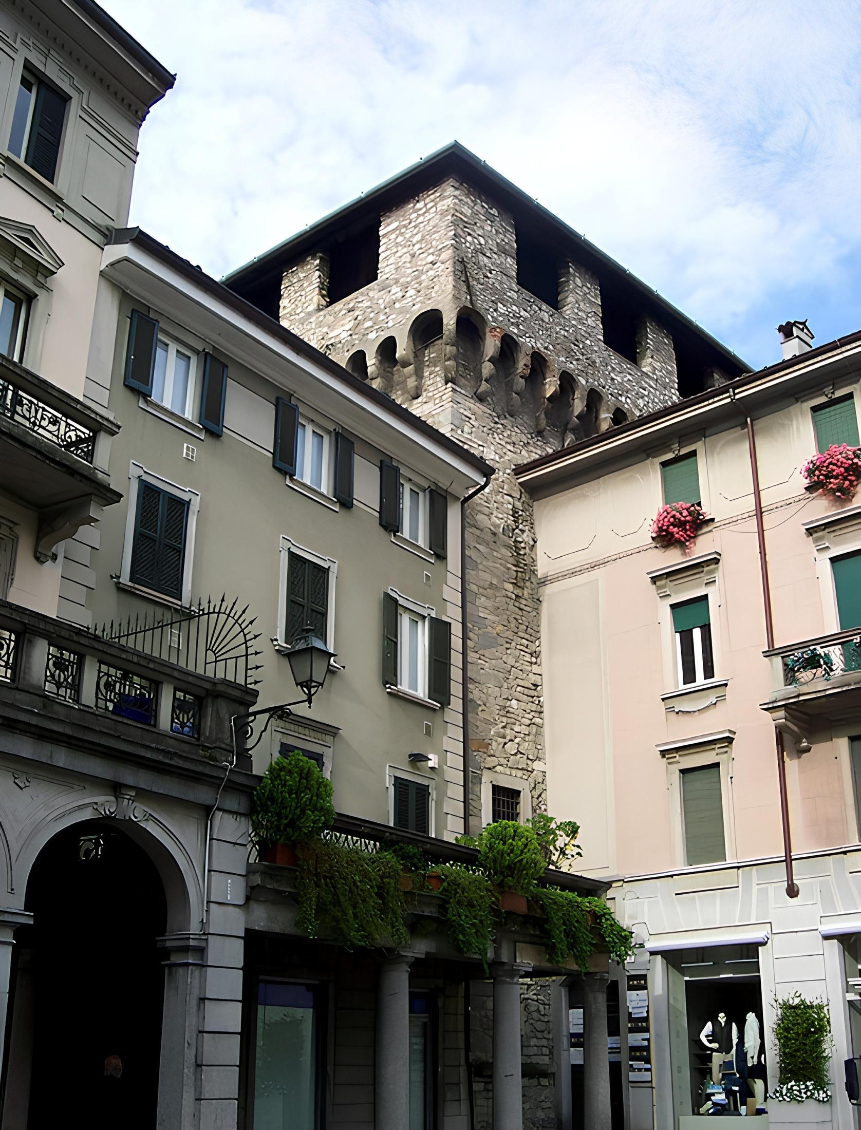 Il metallo diventa opere d’arte. Mostra alla Torre Viscontea