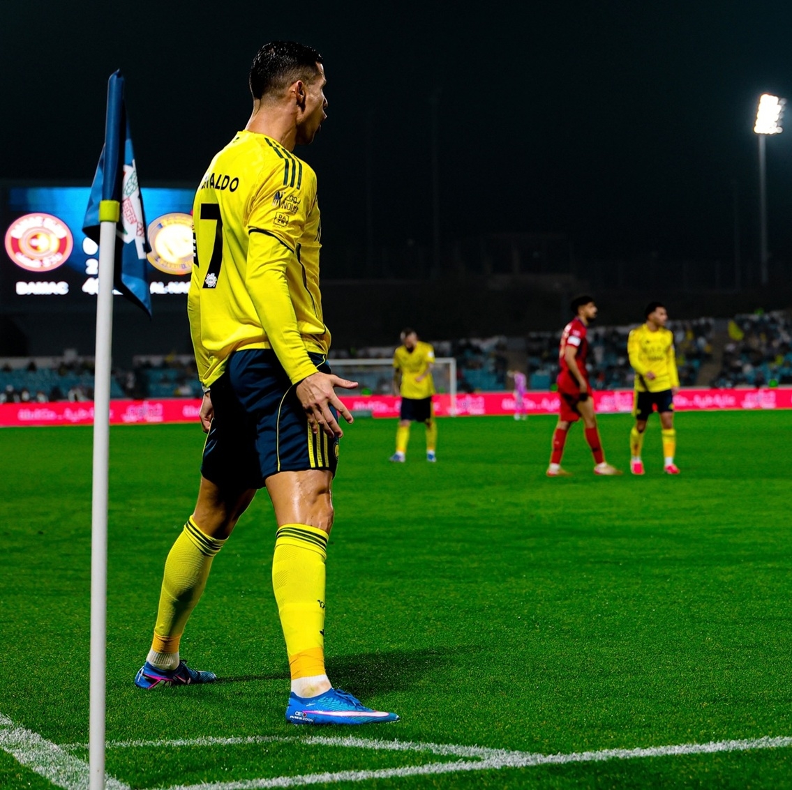 Ronaldo phá kỷ lục, tiến gần mục tiêu ghi 1.000 bàn thắng