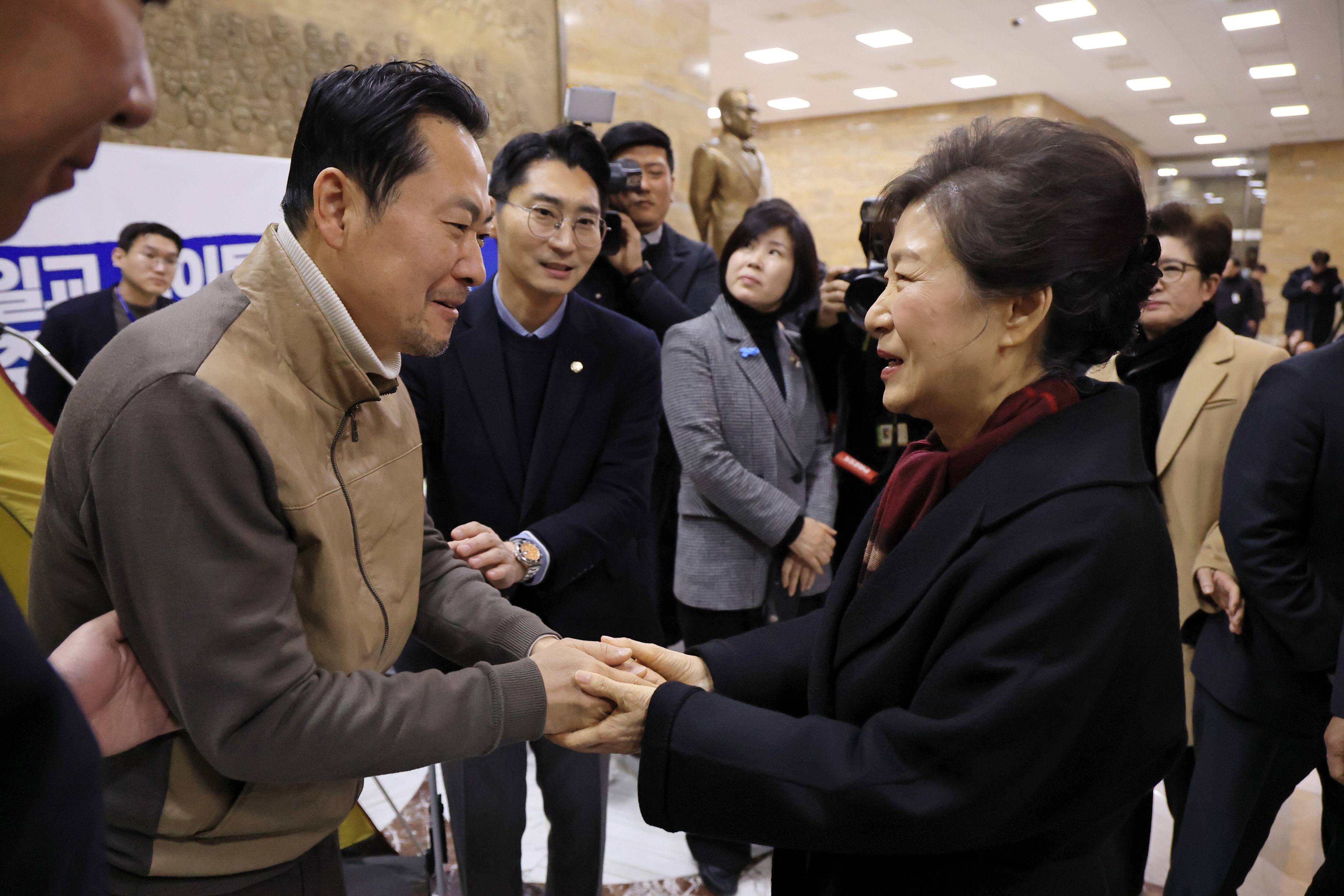 Breaking: People Power Party leader ends hunger strike following Park ...