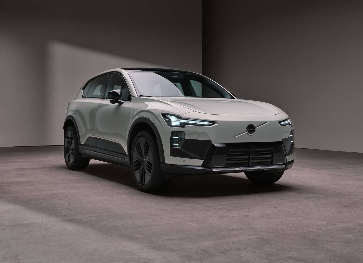 Volvo's EX60 electric SUV boasts 810 km range