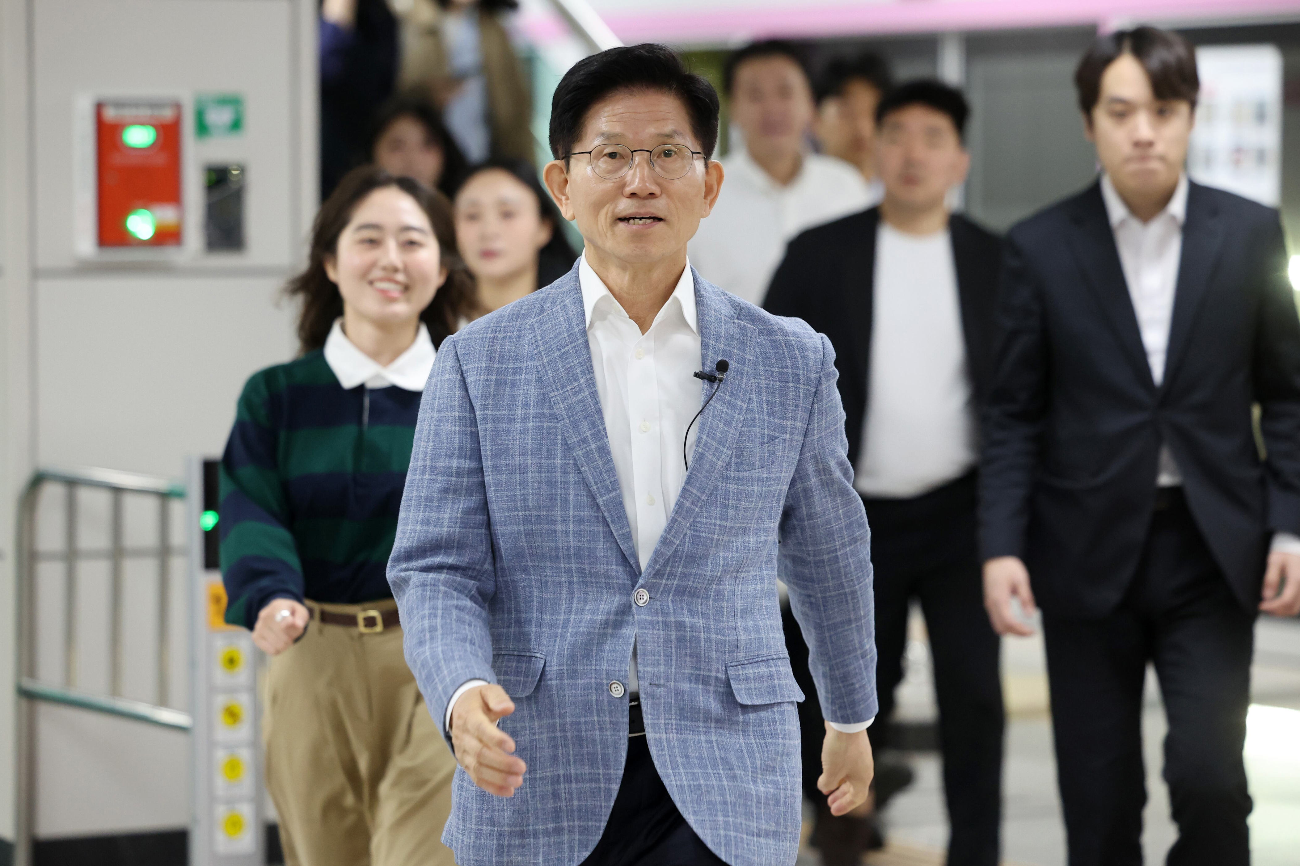 Former minister Kim Moon-soo denies election law violation in business ...