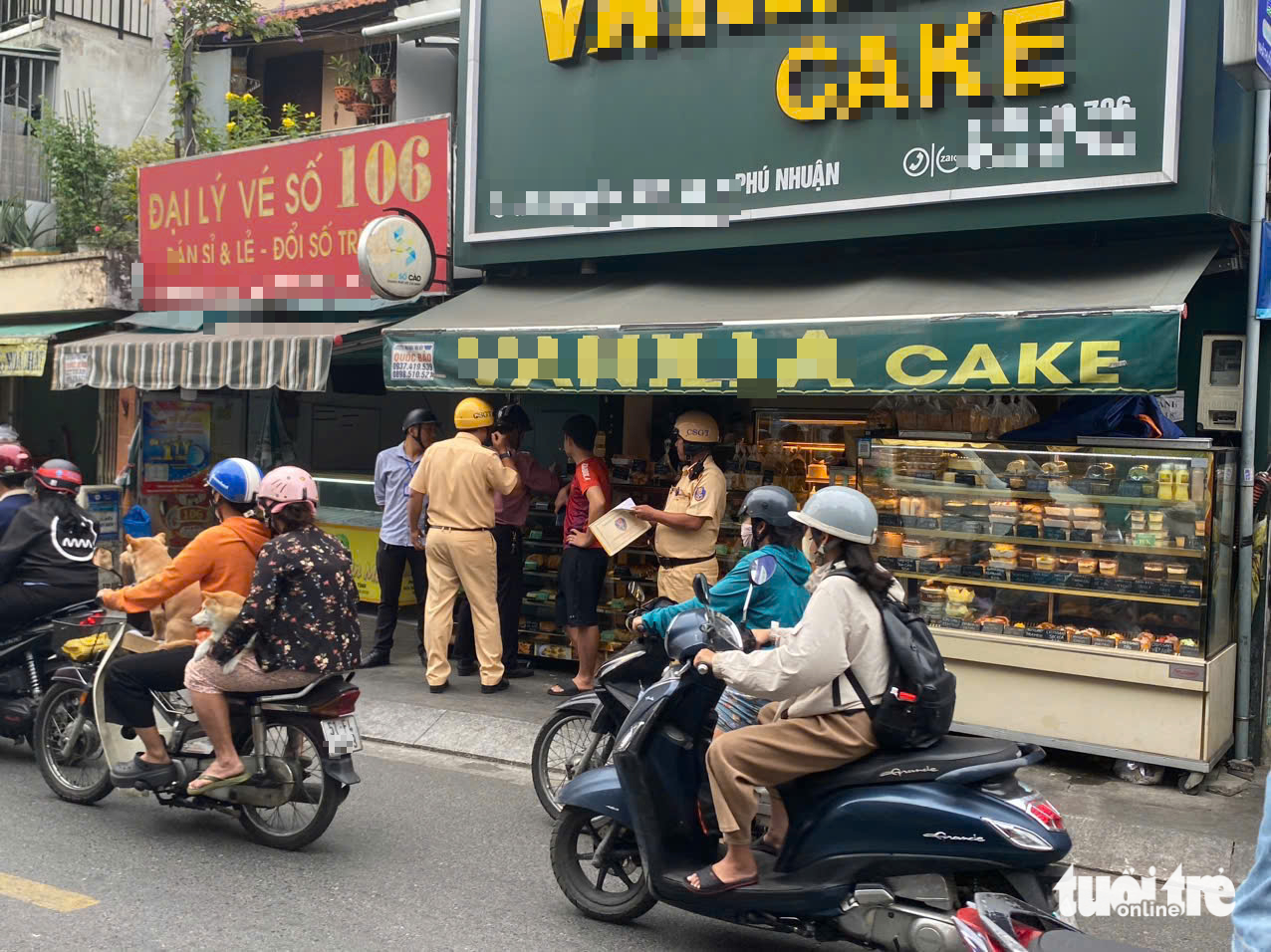 Công an TP.HCM xử lý 'điểm nóng' lấn chiếm vỉa hè trên đường Phạm Văn Bạch, Phan Xích Long