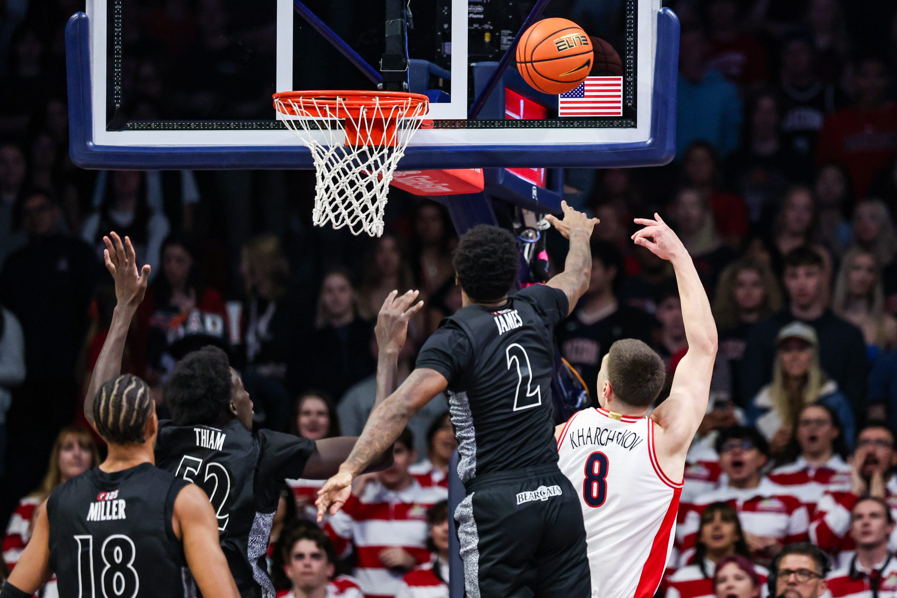 Arizona batters Cincinnati in the paint to stay undefeated