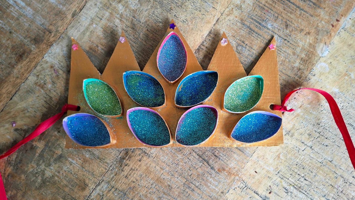 Krone aus Pappe und Klopapierrolle basteln: Königlicher Spaß mit ...