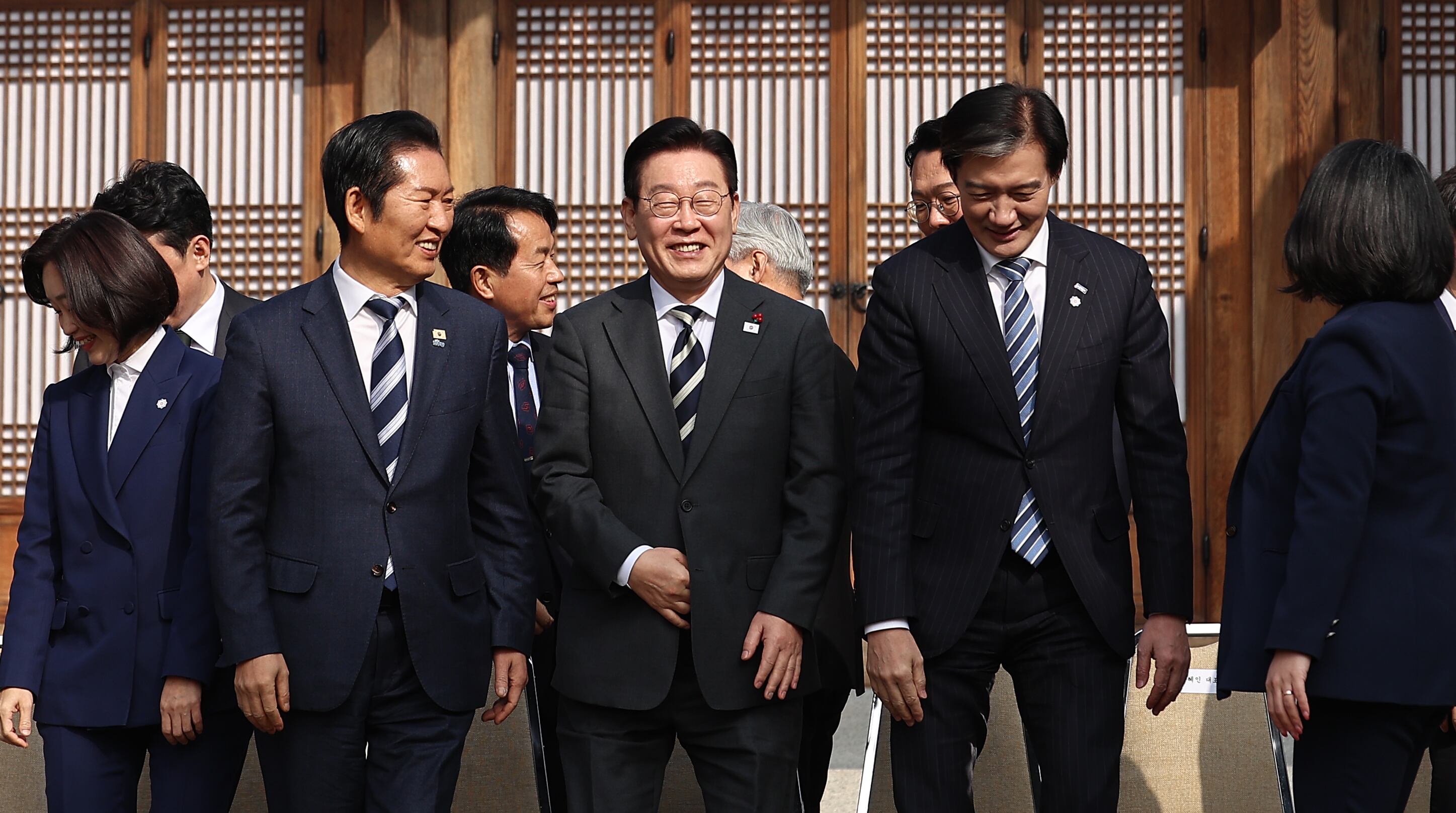 Cheong Wa Dae admits prior knowledge of Democratic Party merger plan