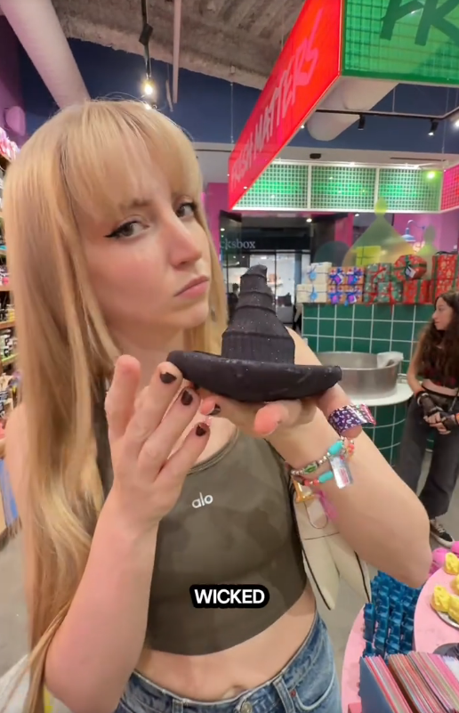 This bath bomb dyes your hair?