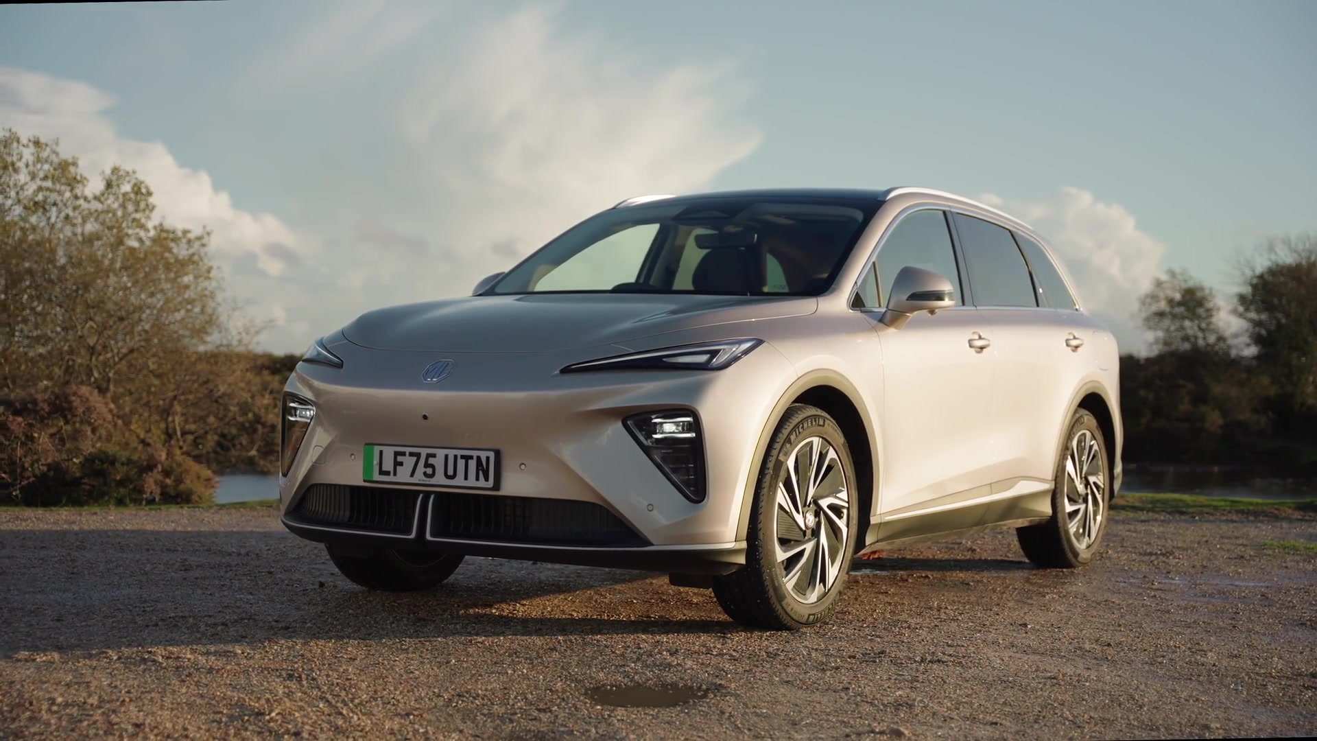The all-new MGS6 EV trophy dual motor exterior design in gold