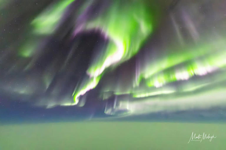 Airplane pilot captures ethereal auroras from thousands of feet above ...
