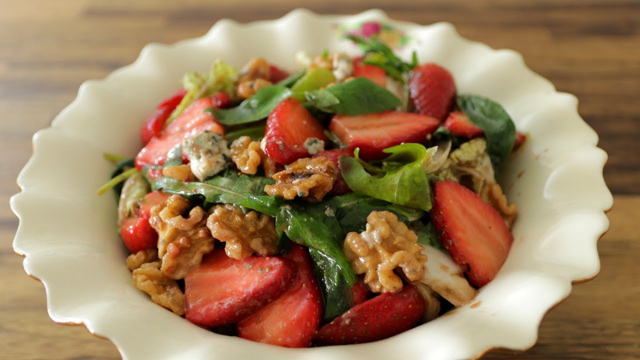 How to make a restaurant-style strawberry lettuce salad at home
