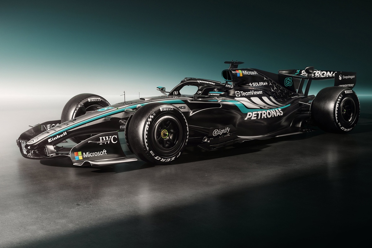Mercedes, 2026 aracı W17'yi tanıttı!
