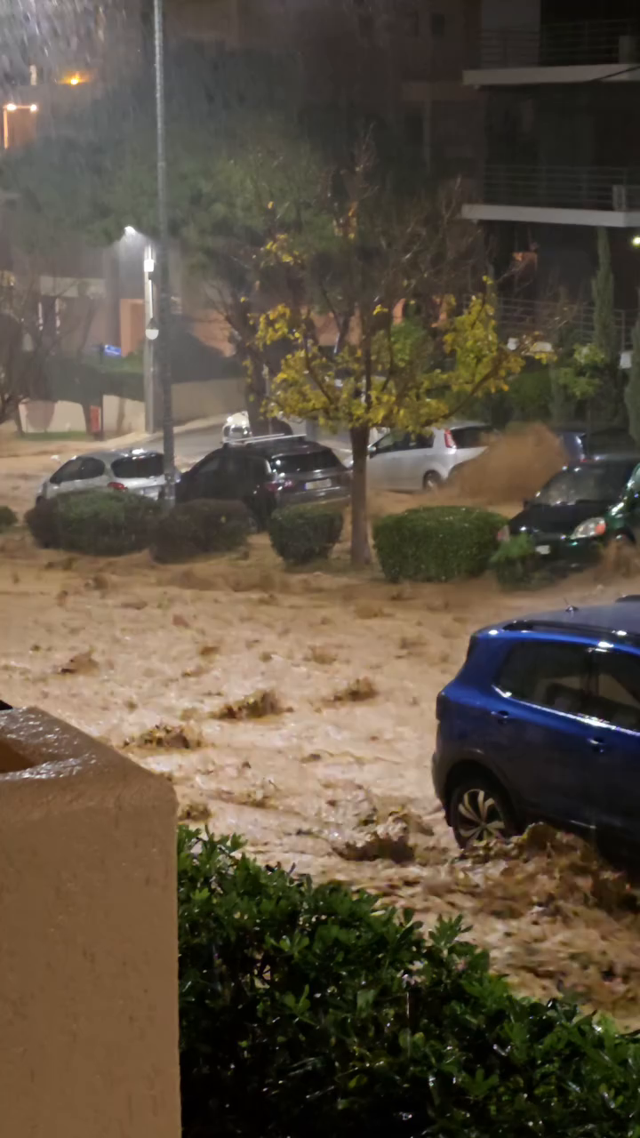 Ο Πάνος Καλίδης βγήκε στους πλημμυρισμένους δρόμους της Άνω Γλυφάδας ...