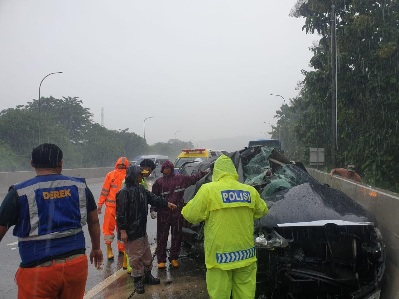 Detik-detik pejabat Pemkab Bekasi tewas kecelakaan di Tol Cipularang