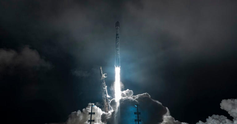 SpaceX launches 25 Starlink satellites into low-Earth orbit aboard its ...