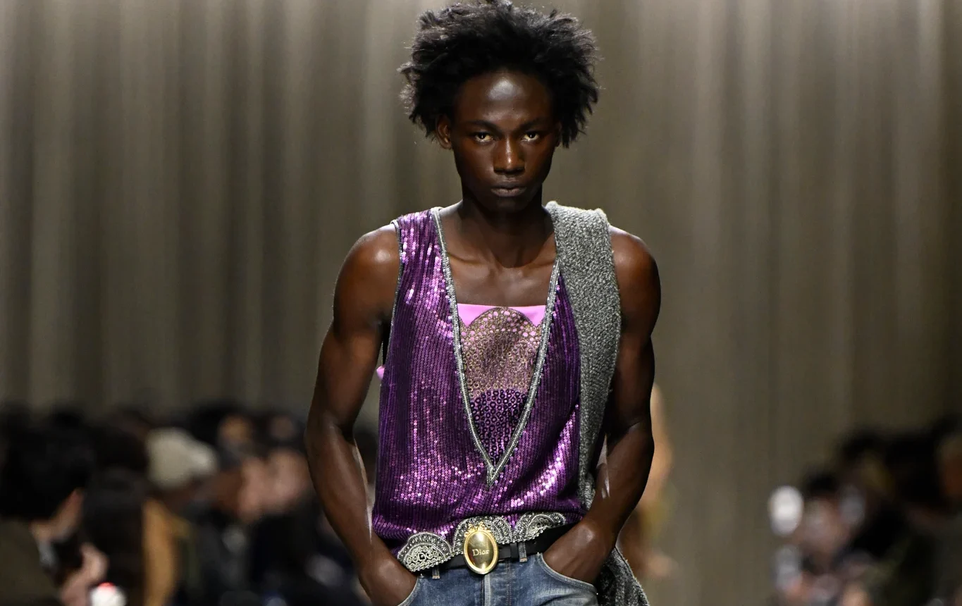 Dior uomo FW26: Jonathan Anderson rende l’eleganza stranamente cool (e ...