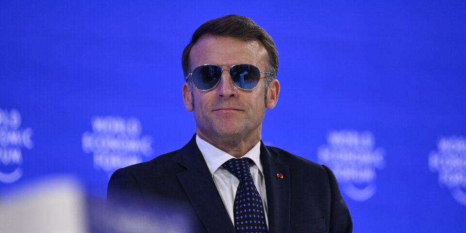 Emmanuel Macron trägt den coolsten Sonnenbrillen-Trend des Jahres