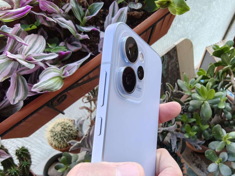 Stanco dei telefoni enormi? Reno15 Pro è la svolta compatta che ...