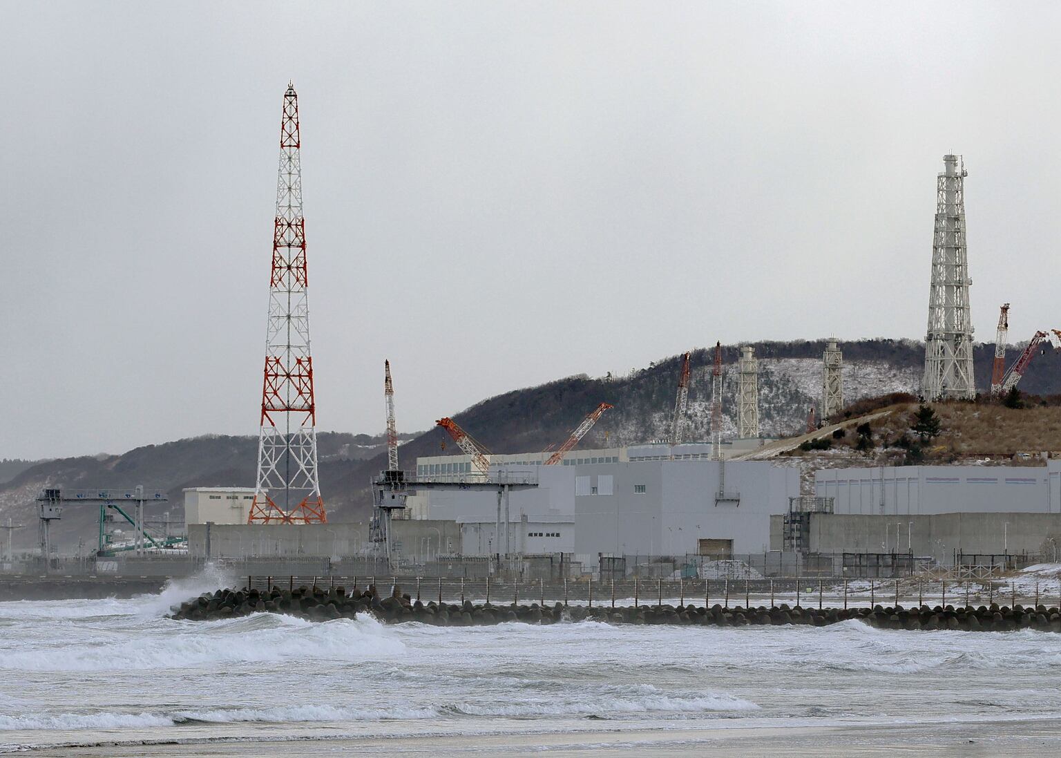 World’s largest nuclear power plant in Japan suspends hours-old restart