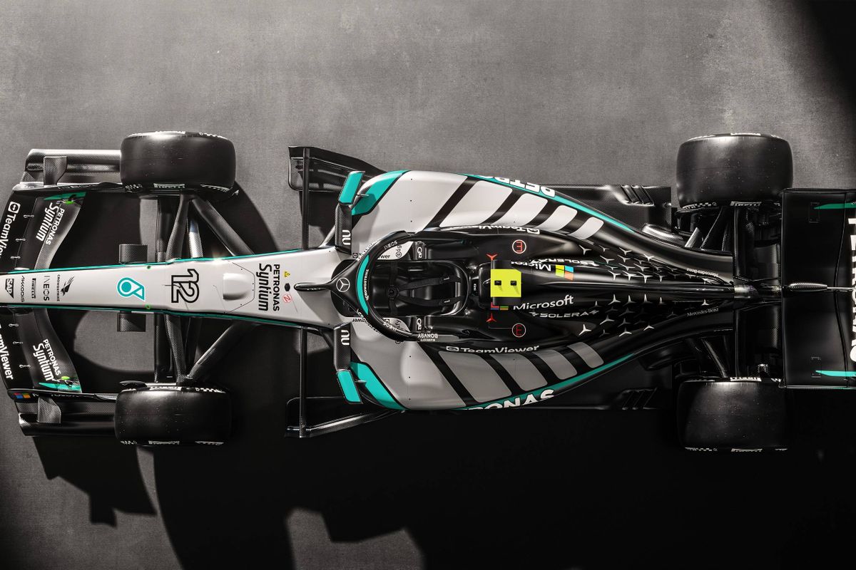 W17 van Mercedes maakt eerste meters op Silverstone