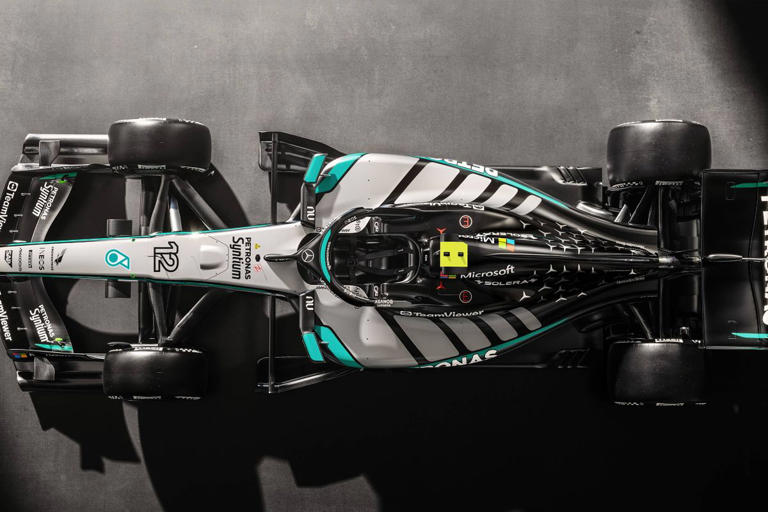 W17 van Mercedes maakt eerste meters op Silverstone