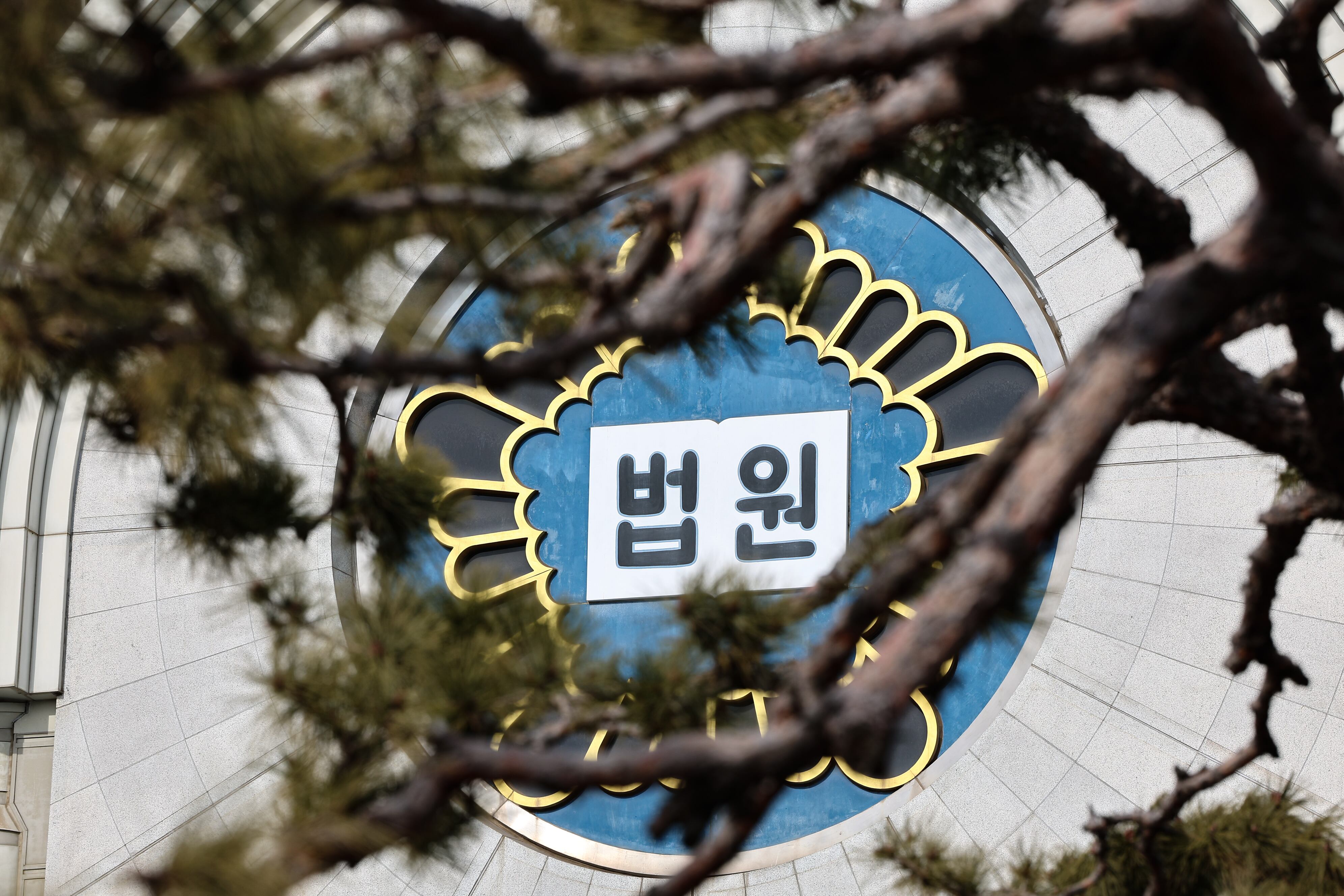 Court dismisses bribery case, citing no link to special counsel's scope