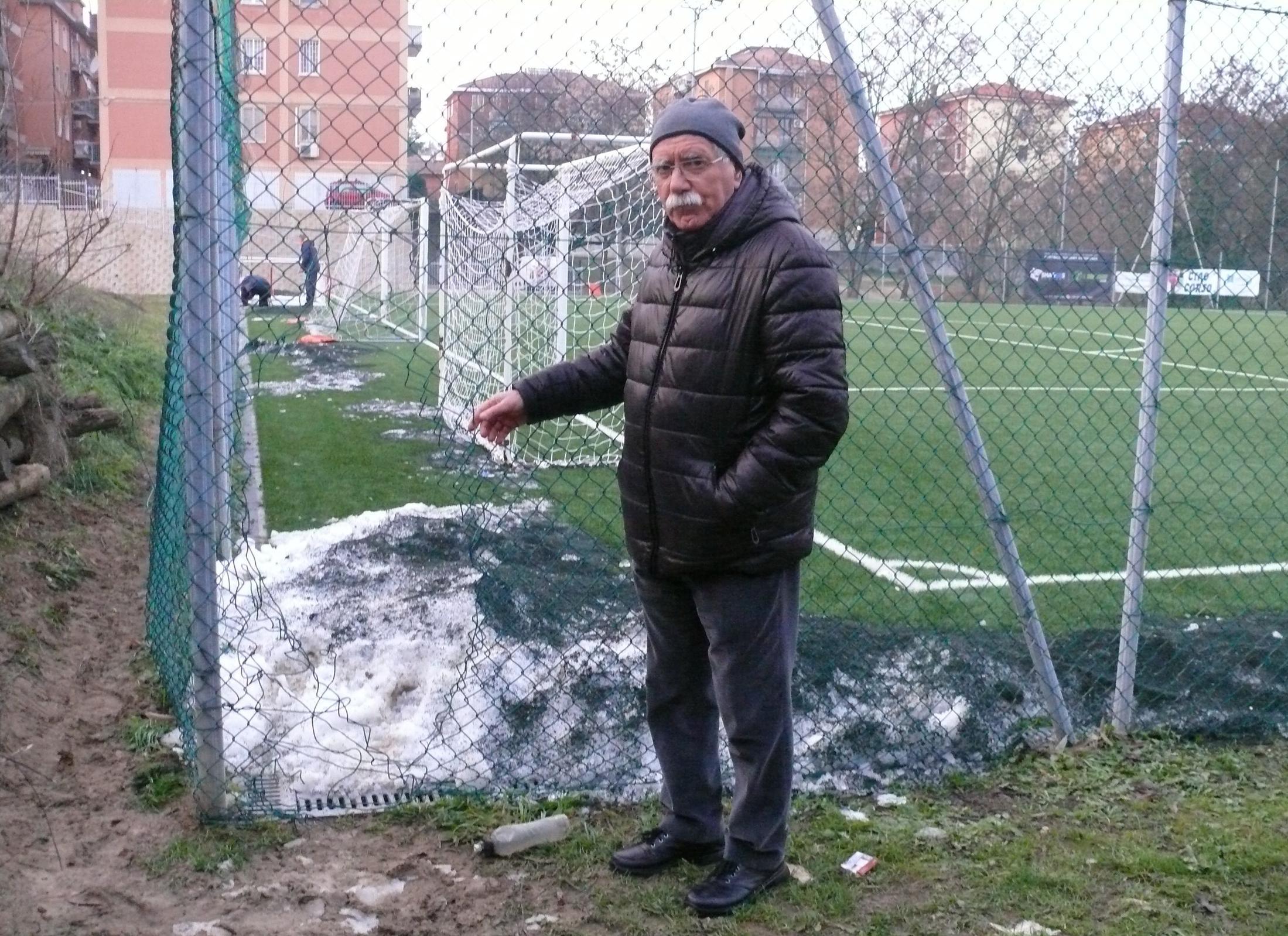 Vandali nei campi della Ceretolese. Recinzioni divelte dalle baby gang