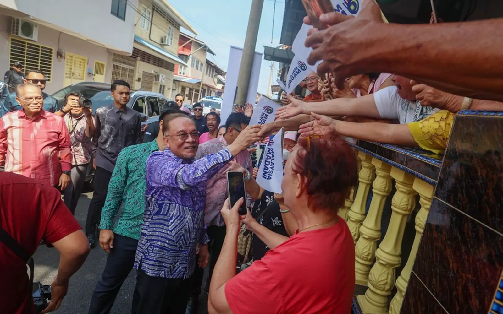 Stop bickering over language issues, says Anwar