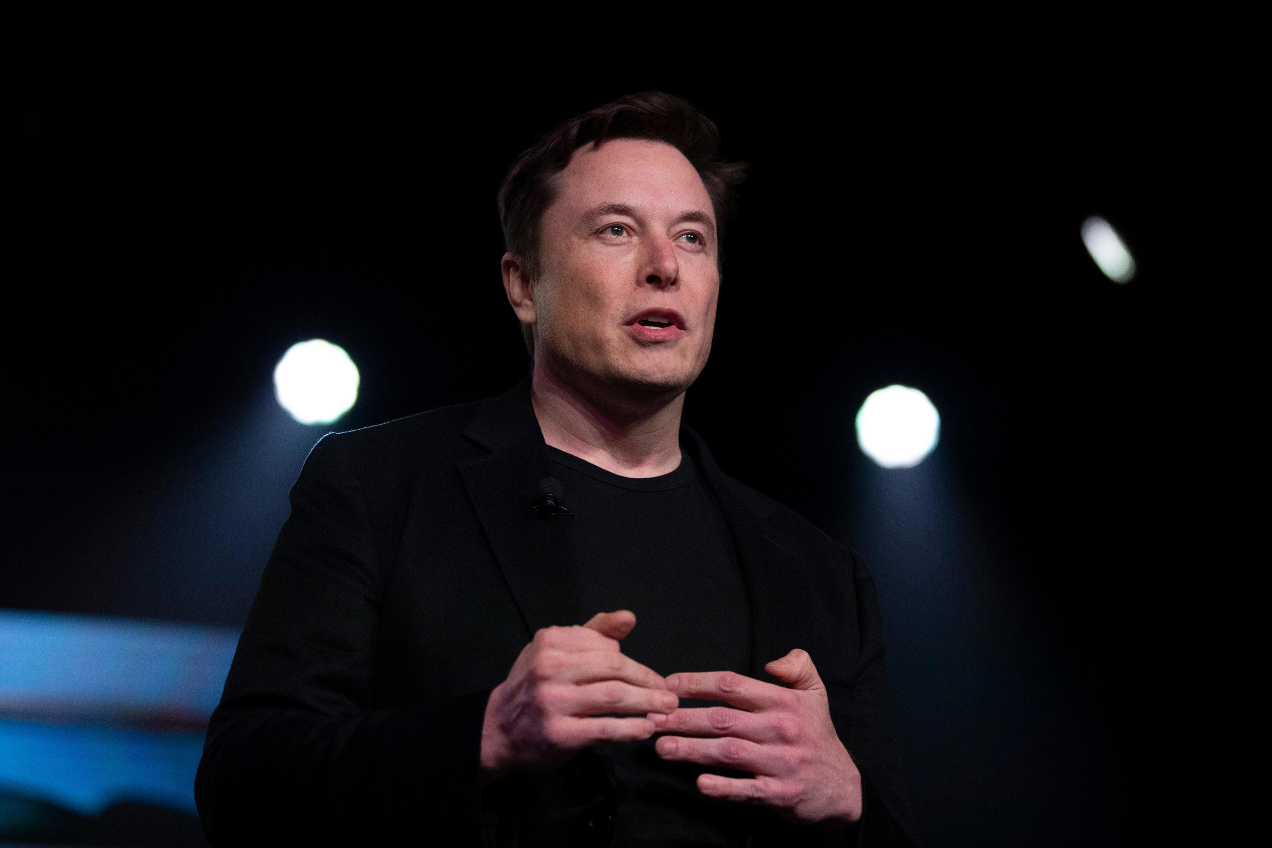 Elon Musk said we'd reach Mars in 2026. Now, he says SpaceX is building ...