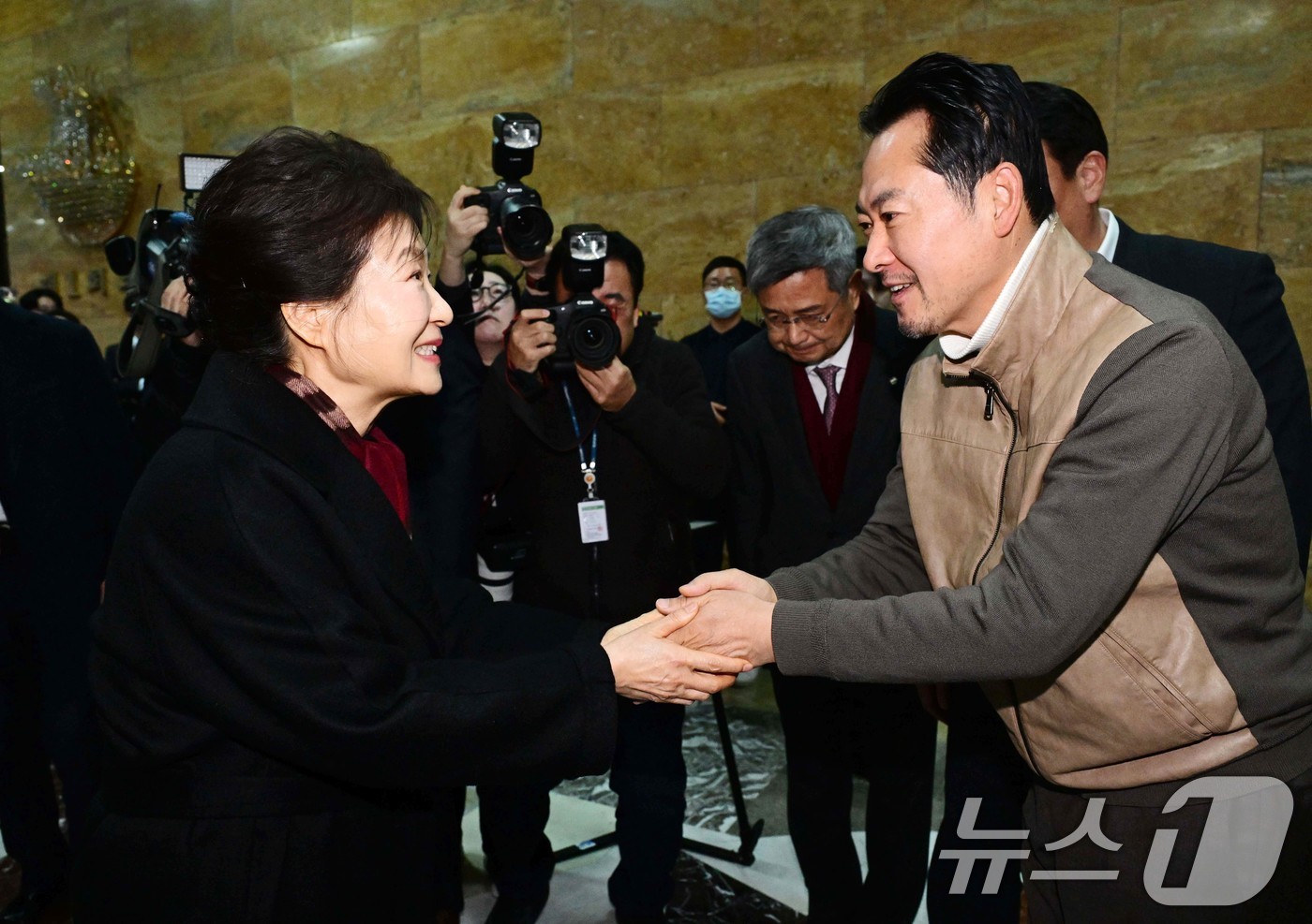 강성층 결집? 침묵 깬 샤이보수?…국힘 ARS 지지율 '미스터리'