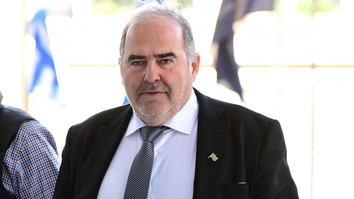 Πυρ ομαδόν από τα κόμματα για την αναφορά βουλευτή στη Χούντα
