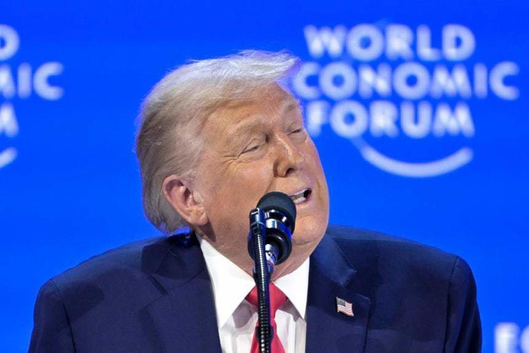 다보스 도착한 트럼프 마주한 건… 'Trump go home' 항의와 텅 빈 레드카펫