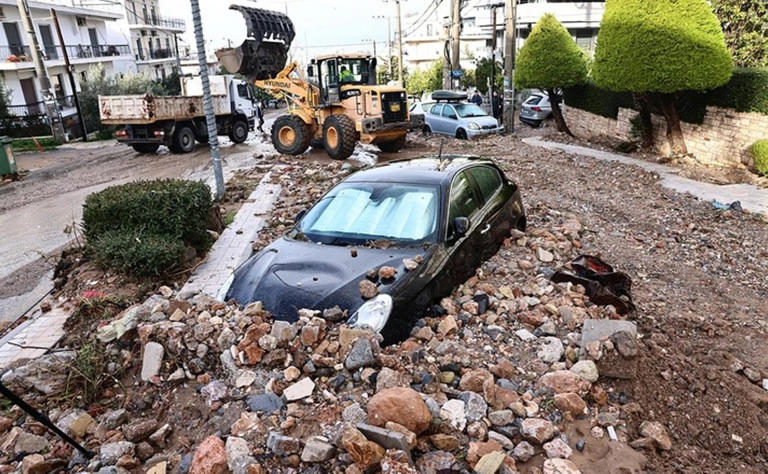Άνω Γλυφάδα: Η επόμενη ημέρα μετά το φονικό πέρασμα της κακοκαιρίας ΦΩΤΟ