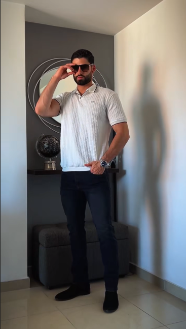 Look casual con polo y grooming para un estilo impecable