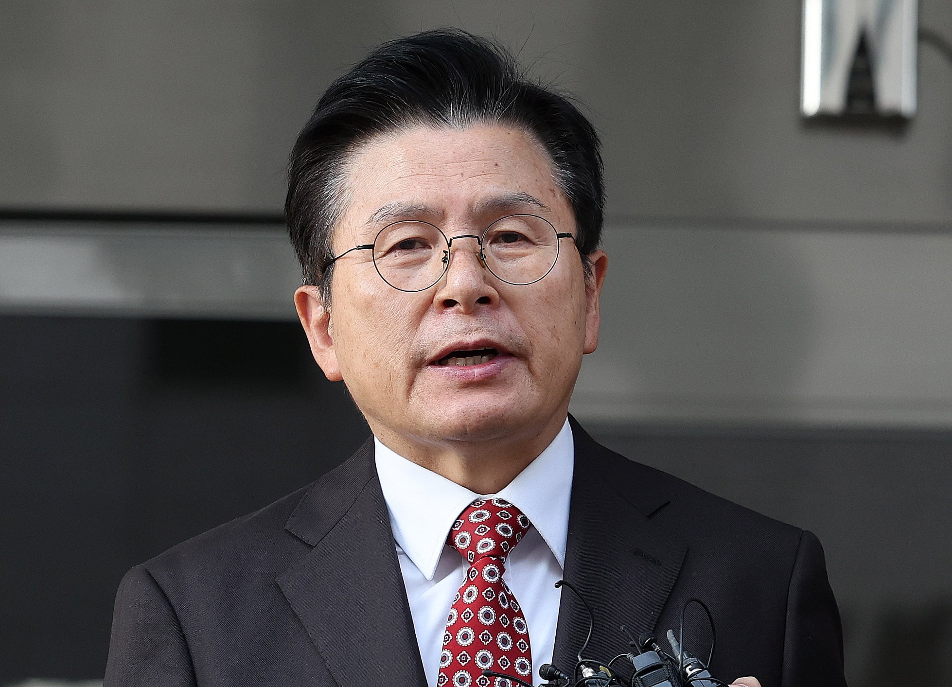 Former prime minister Hwang applies for recusal in insurrection trial