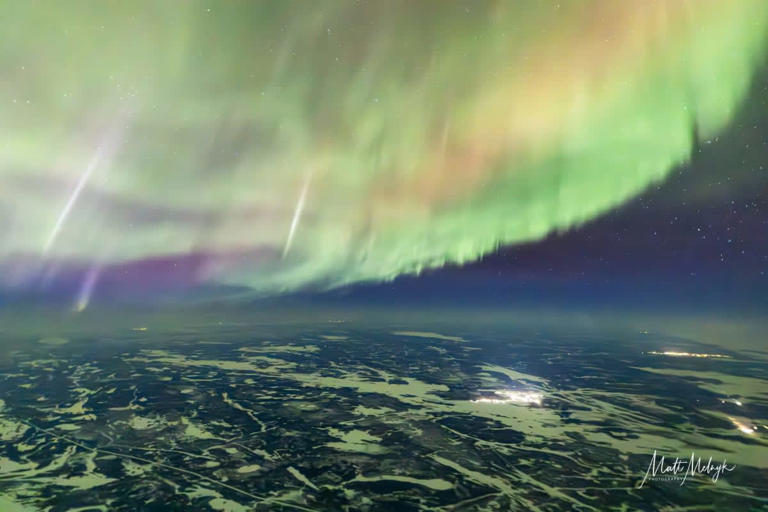 Airplane pilot captures ethereal auroras from thousands of feet above ...