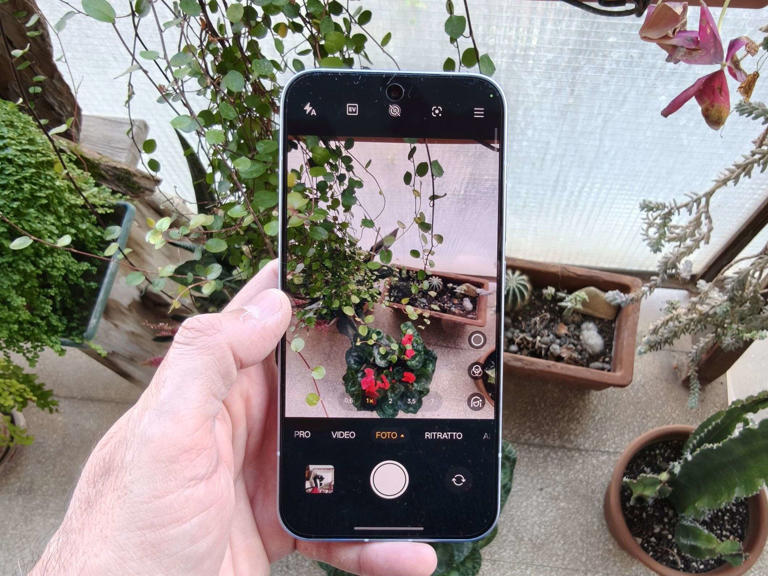 Stanco dei telefoni enormi? Reno15 Pro è la svolta compatta che ...