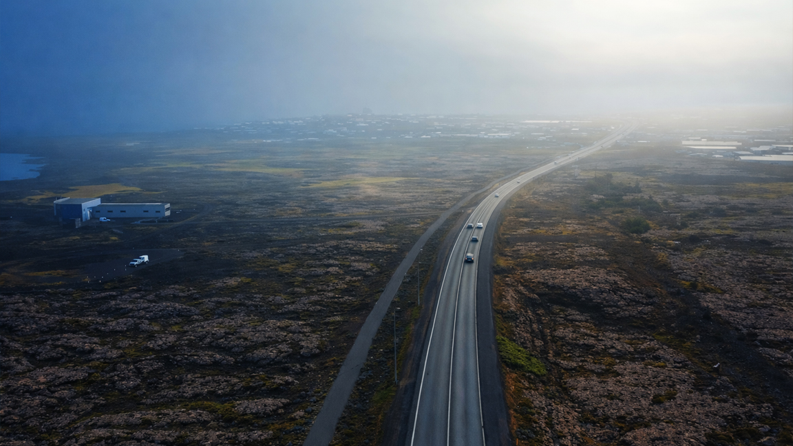 Dirigindo por uma estrada tranquila e com neblina,