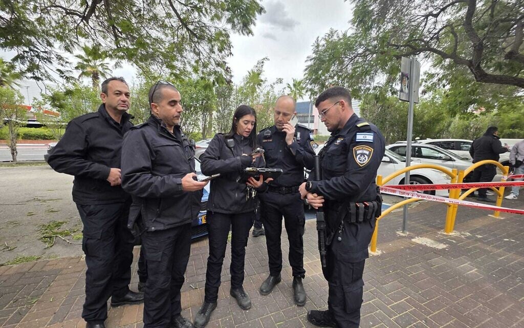 Policeman set on fire, moderately wounded at northern gas station