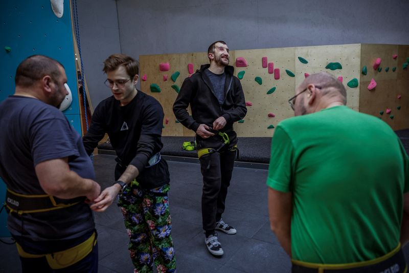 Wounded Ukrainian veterans find healing on stage